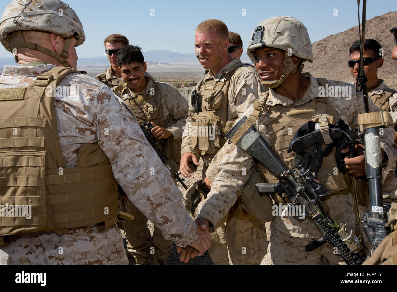 Kommandant des Marine Corps, Gen. Robert B. Neller, schüttelt Hände mit einem Marine Kilo ...