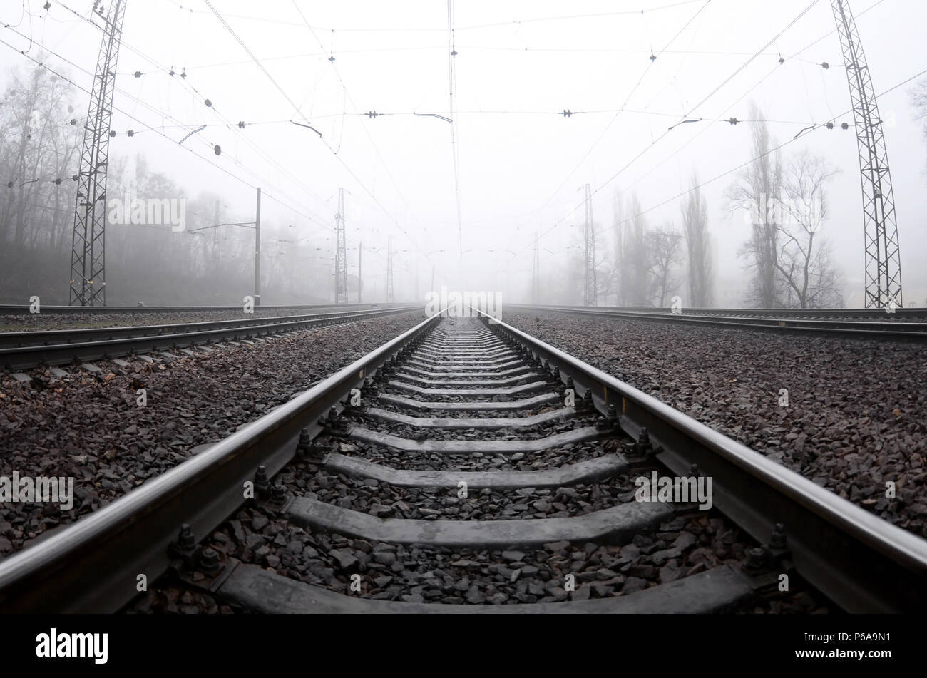 Die Eisenbahnstrecke in einem nebligen Morgen. Eine Menge Schienen und ...