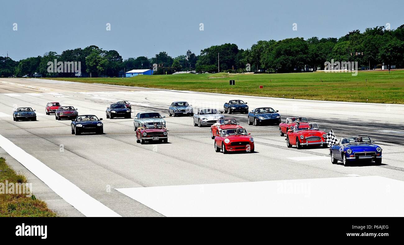 Autorennen auf der startbahn -Fotos und -Bildmaterial in hoher ...