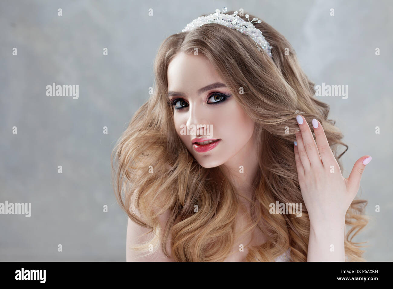 Junge hübsche Braut im Brautkleid. Make-up und Frisur mit voluminöse ...