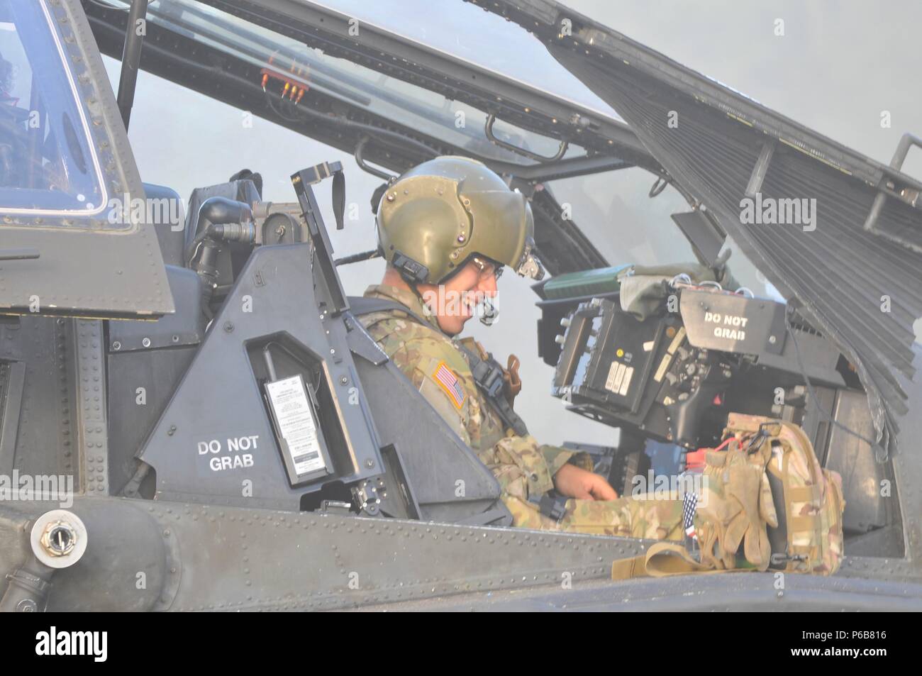 Ein U.S. Army Apache Helikopter Pilot Task Force Viper 1 Bataillon ...