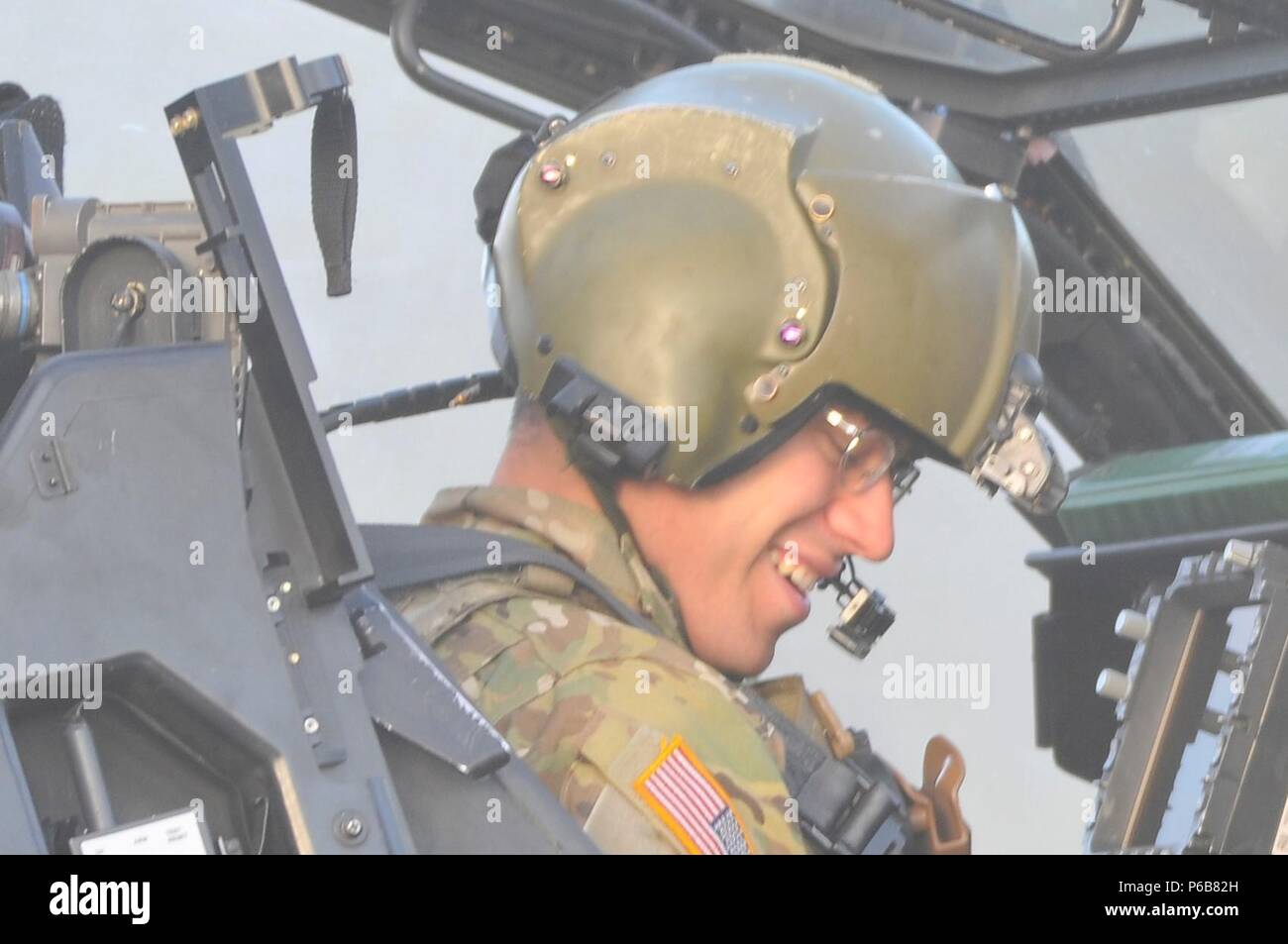 Ein U.S. Army Apache Helikopter Pilot Task Force Viper 1 Bataillon ...