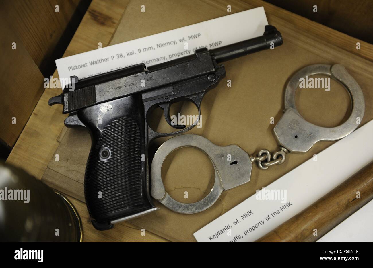 Polen. Krakau. Gestapo Museum. Handschellen und Walther P38, 9mm ...