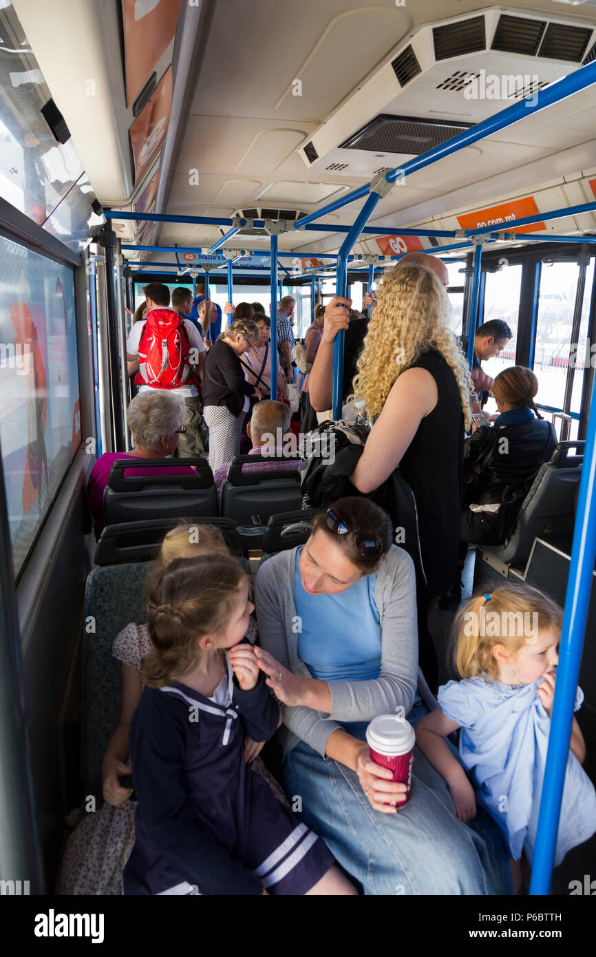 Die Passagiere in dem Shuttle Bus Transfer Reisebus (mit Schürze) von ...