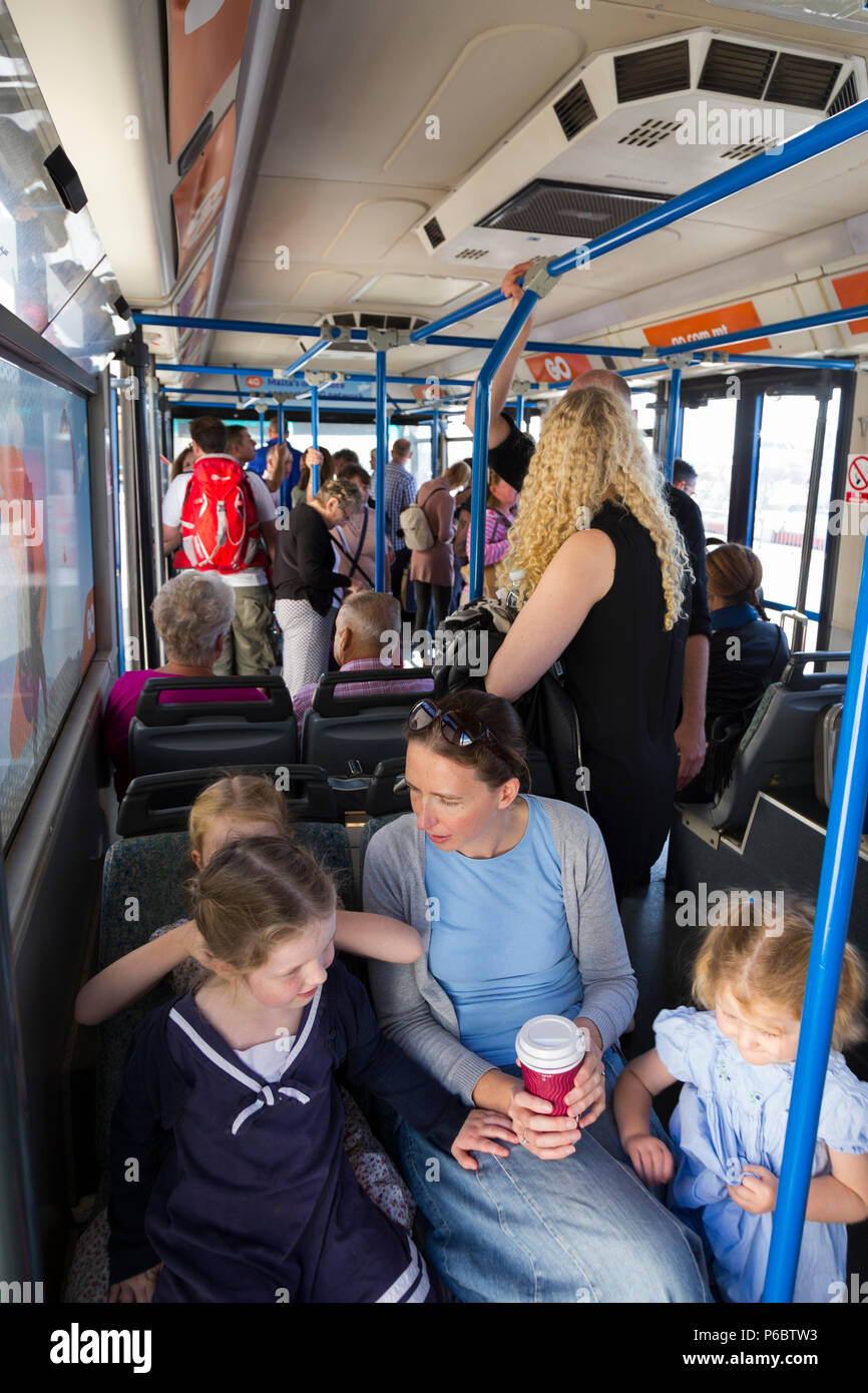 Die Passagiere in dem Shuttle Bus Transfer Reisebus (mit Schürze) von ...