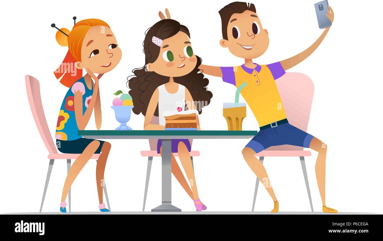 Zwei Mädchen und Jungen treffen im Cafe ein und unter selfie ...