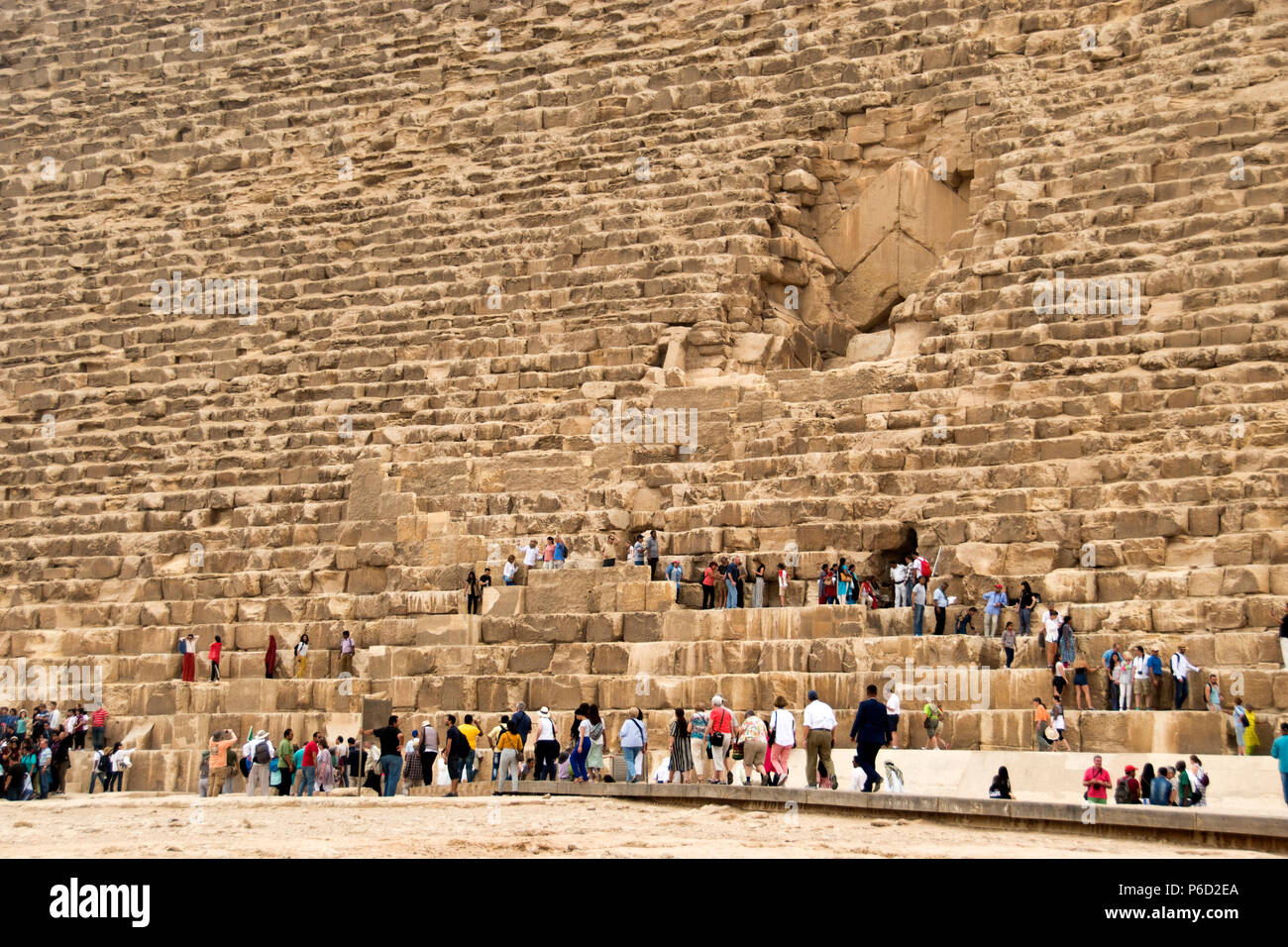 Touristen geben sie der Großen Pyramide (Cheops Pyramide, Pyramide des ...