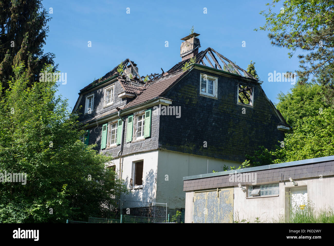 Aus Haus mit verfallenen Dachkonstruktion mit verkohlten Dachbalken ...
