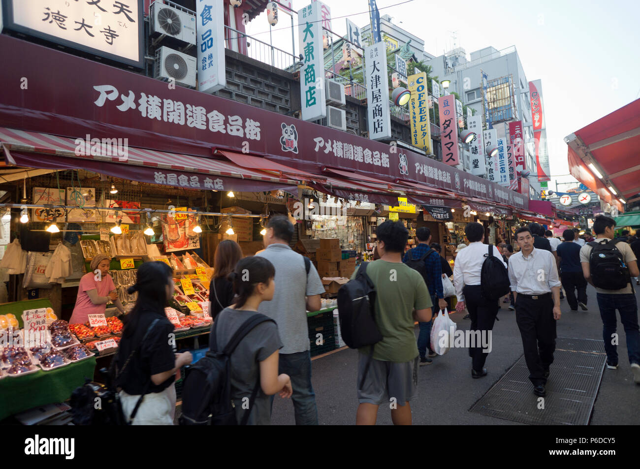 Japanischer traditioneller markt -Fotos und -Bildmaterial in hoher ...