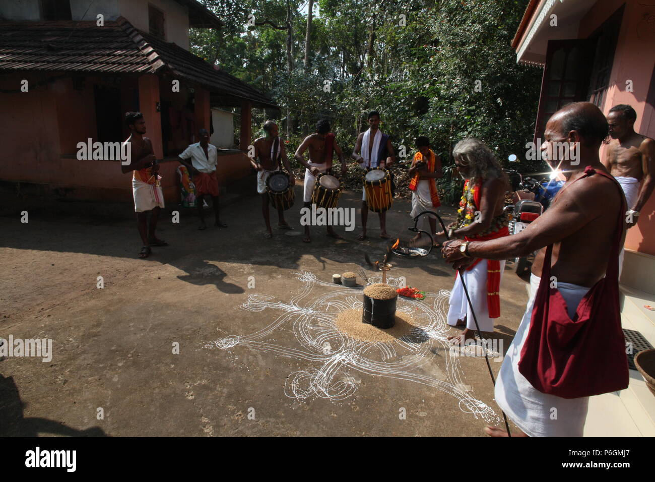 Para eduppu ist eine benutzerdefinierte populär in Kerala bhagavathi ...