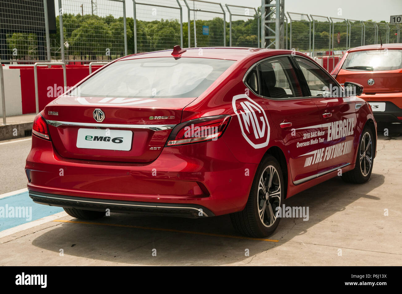 Außenaufnahmen der neuen eMG 6 PHEV Auto von SAIC an eine Rennstrecke ...