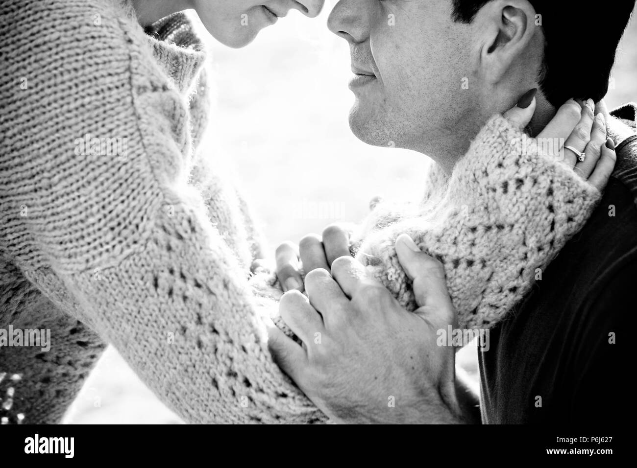 Liebevolle berührung Schwarzweiß-Stockfotos und -bilder - Alamy