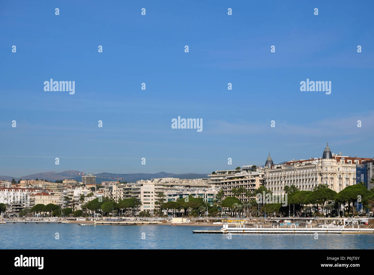 Am strand von cannes -Fotos und -Bildmaterial in hoher Auflösung – Alamy