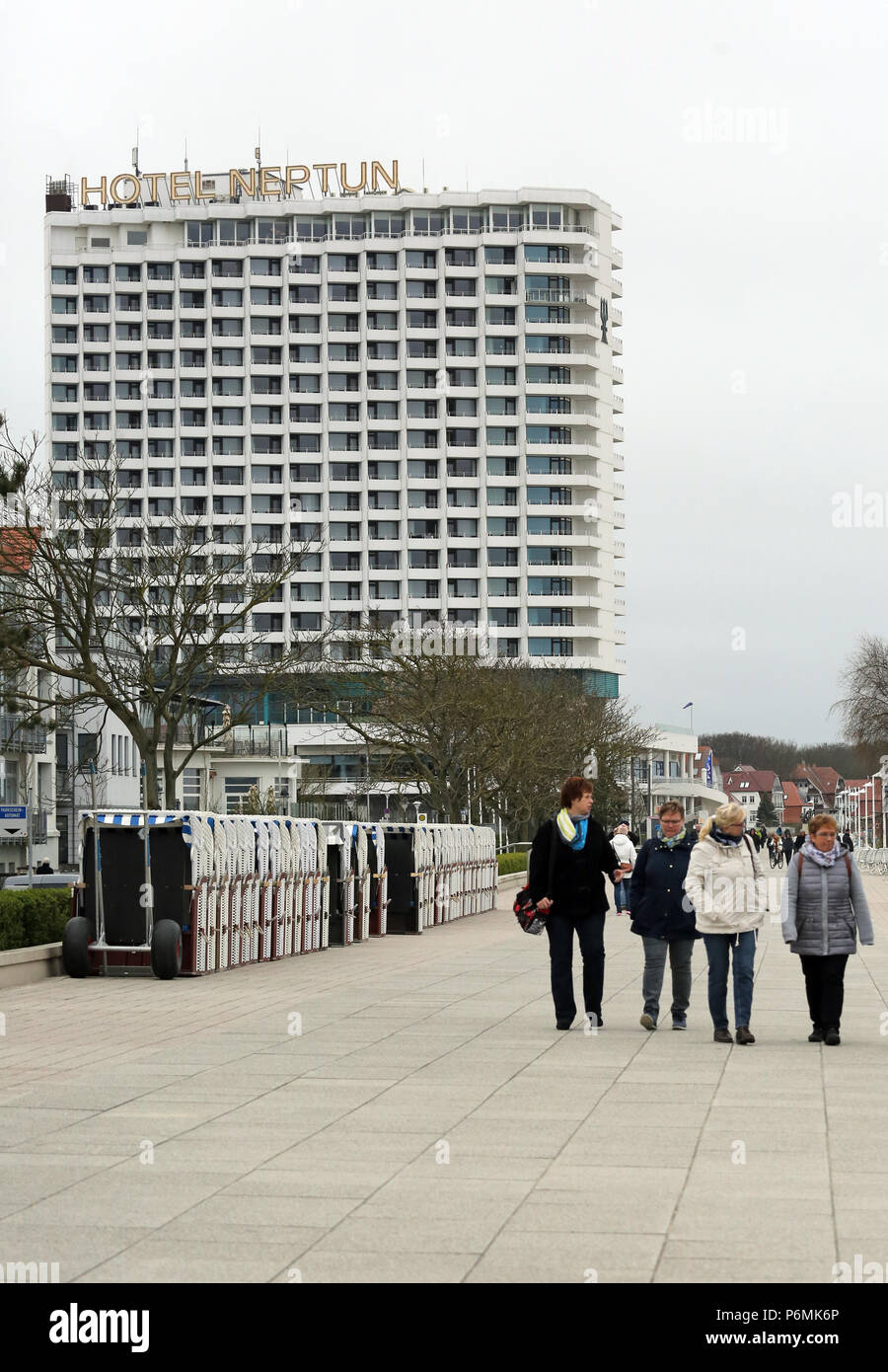 Hotel neptun mit strandpromenade -Fotos und -Bildmaterial in hoher ...