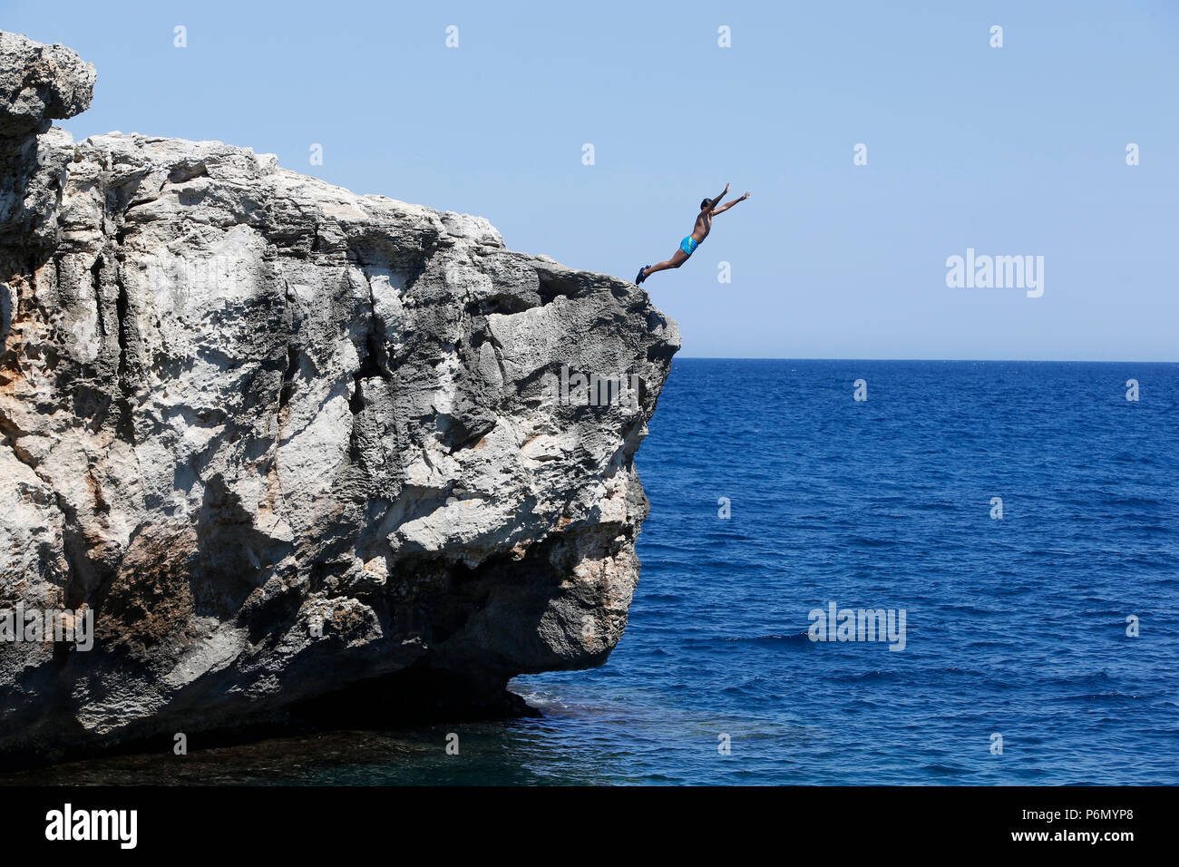 Von der klippe springen -Fotos und -Bildmaterial in hoher Auflösung – Alamy