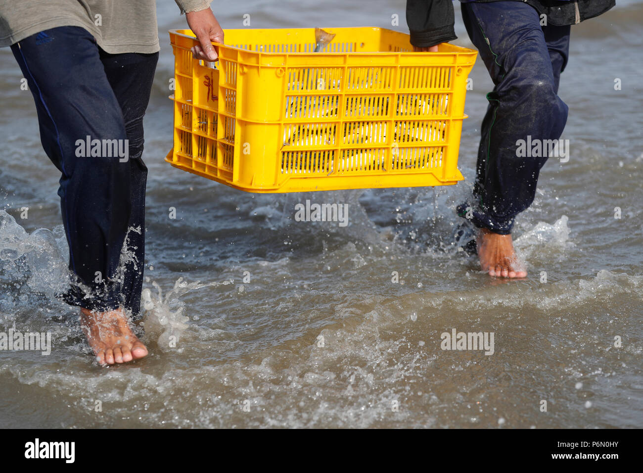 Fischer mit ihrem fang -Fotos und -Bildmaterial in hoher Auflösung – Alamy