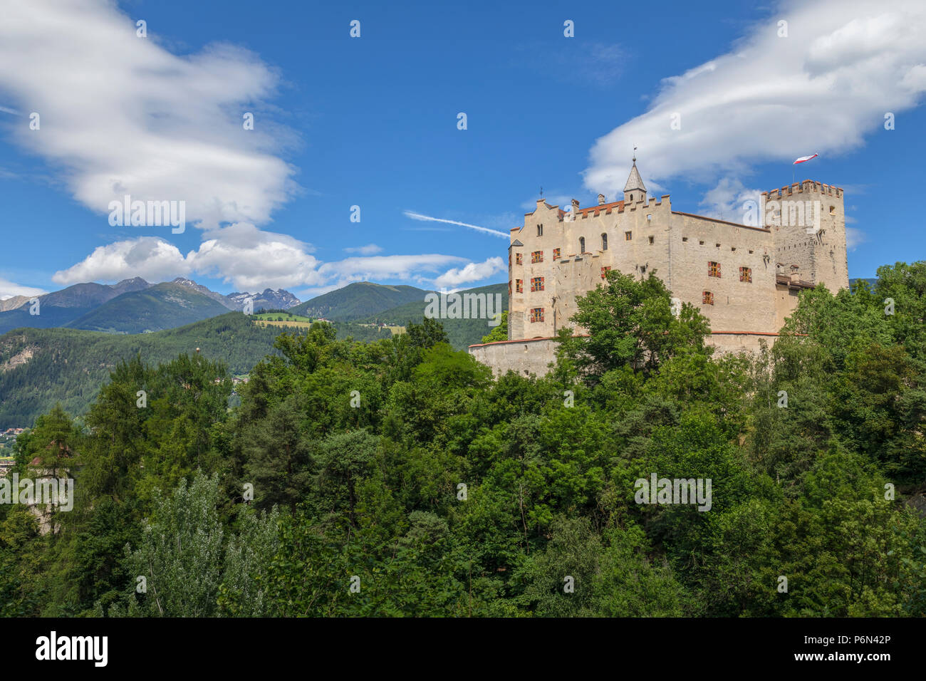 Brunico castle -Fotos und -Bildmaterial in hoher Auflösung – Alamy