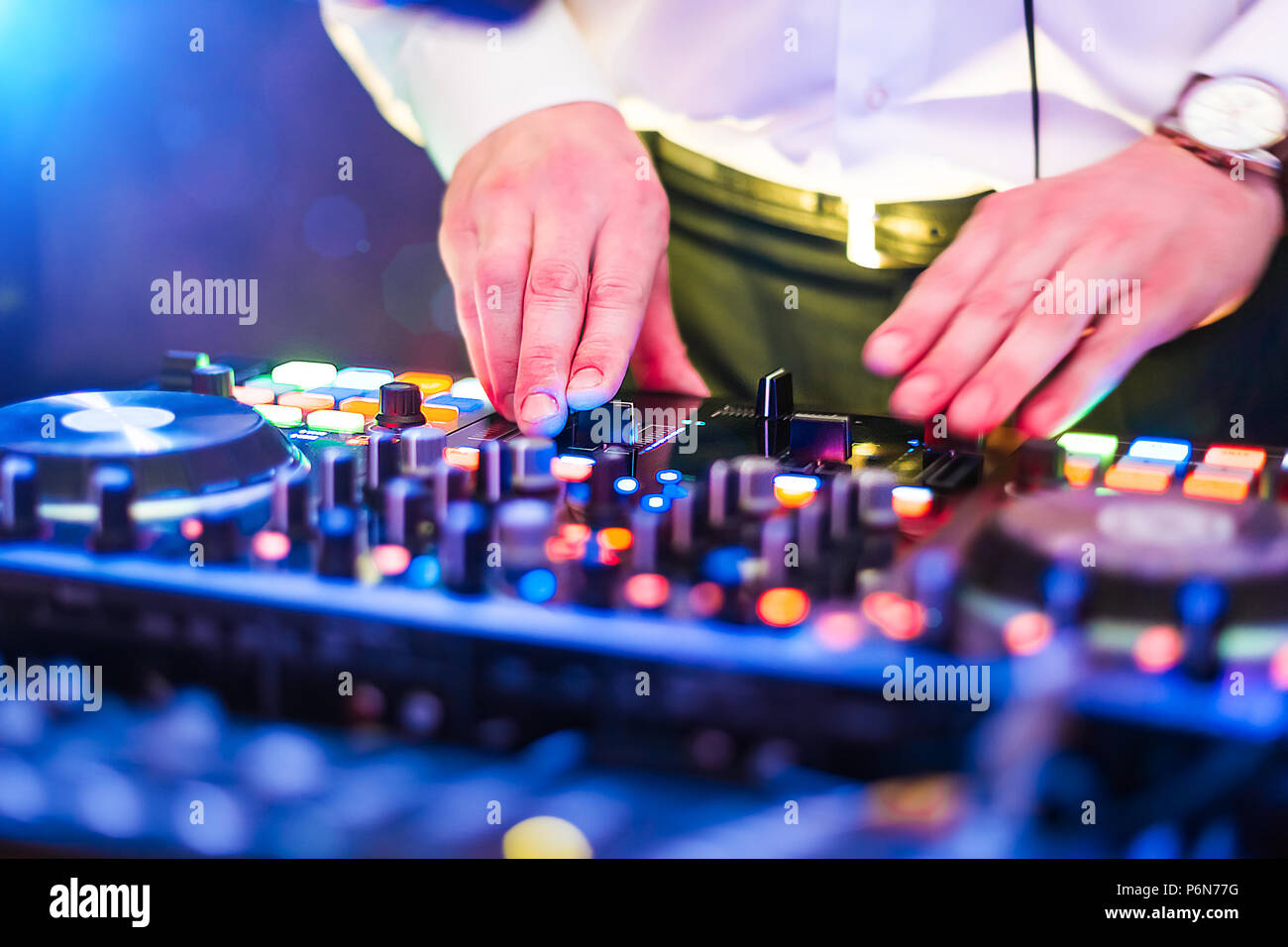 Dj hands close up close up turntable -Fotos und -Bildmaterial in hoher ...