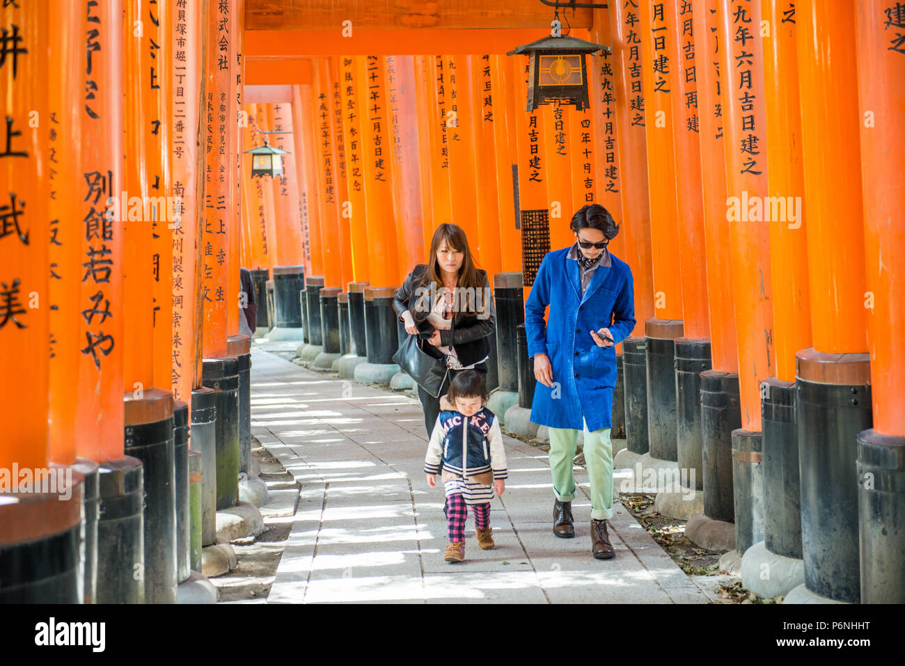 Torii tor bei fushimi inari jinja -Fotos und -Bildmaterial in hoher ...