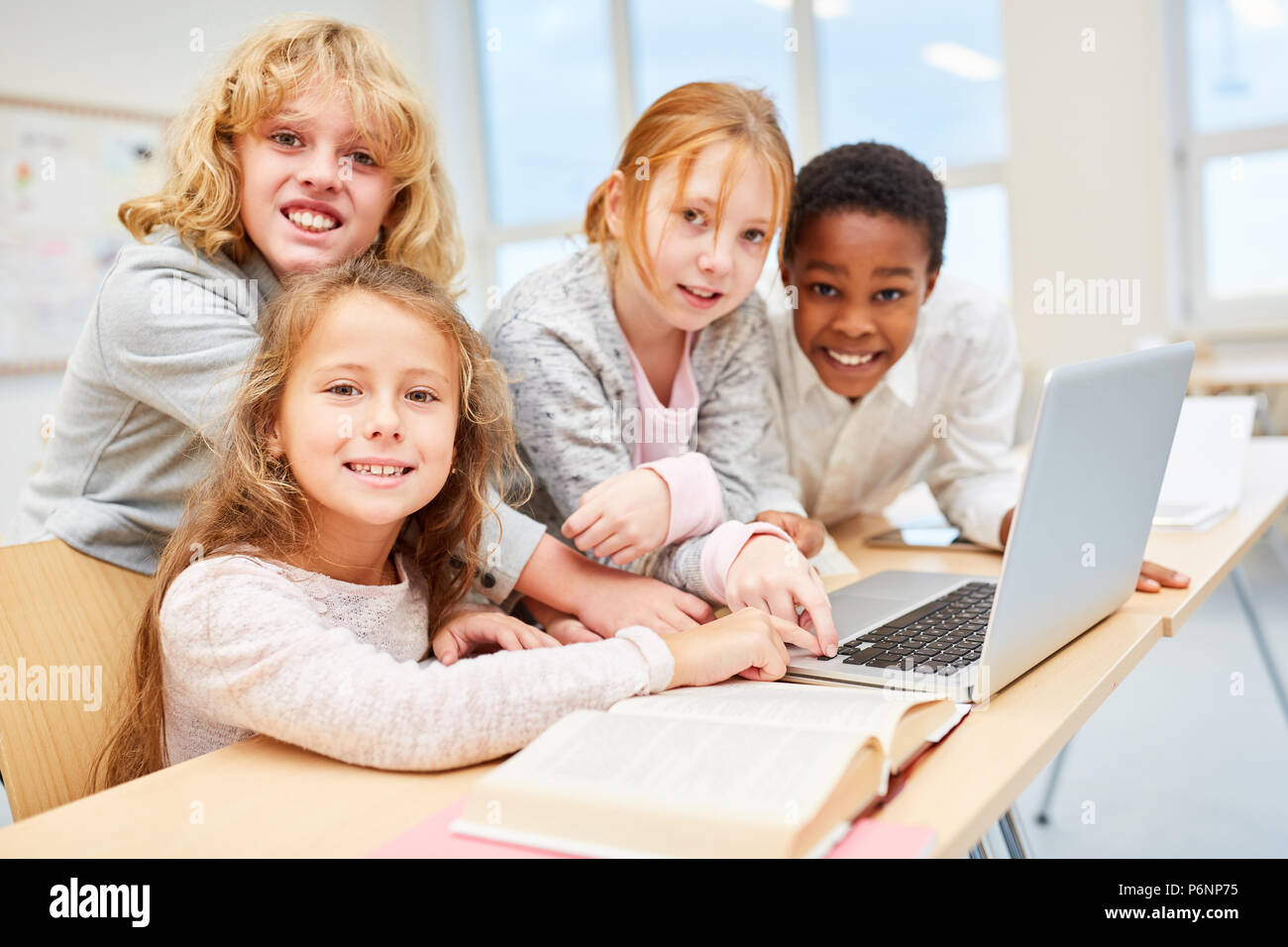 Gruppe von Kindern der Grundschule an der Laptop. Computer mit ...