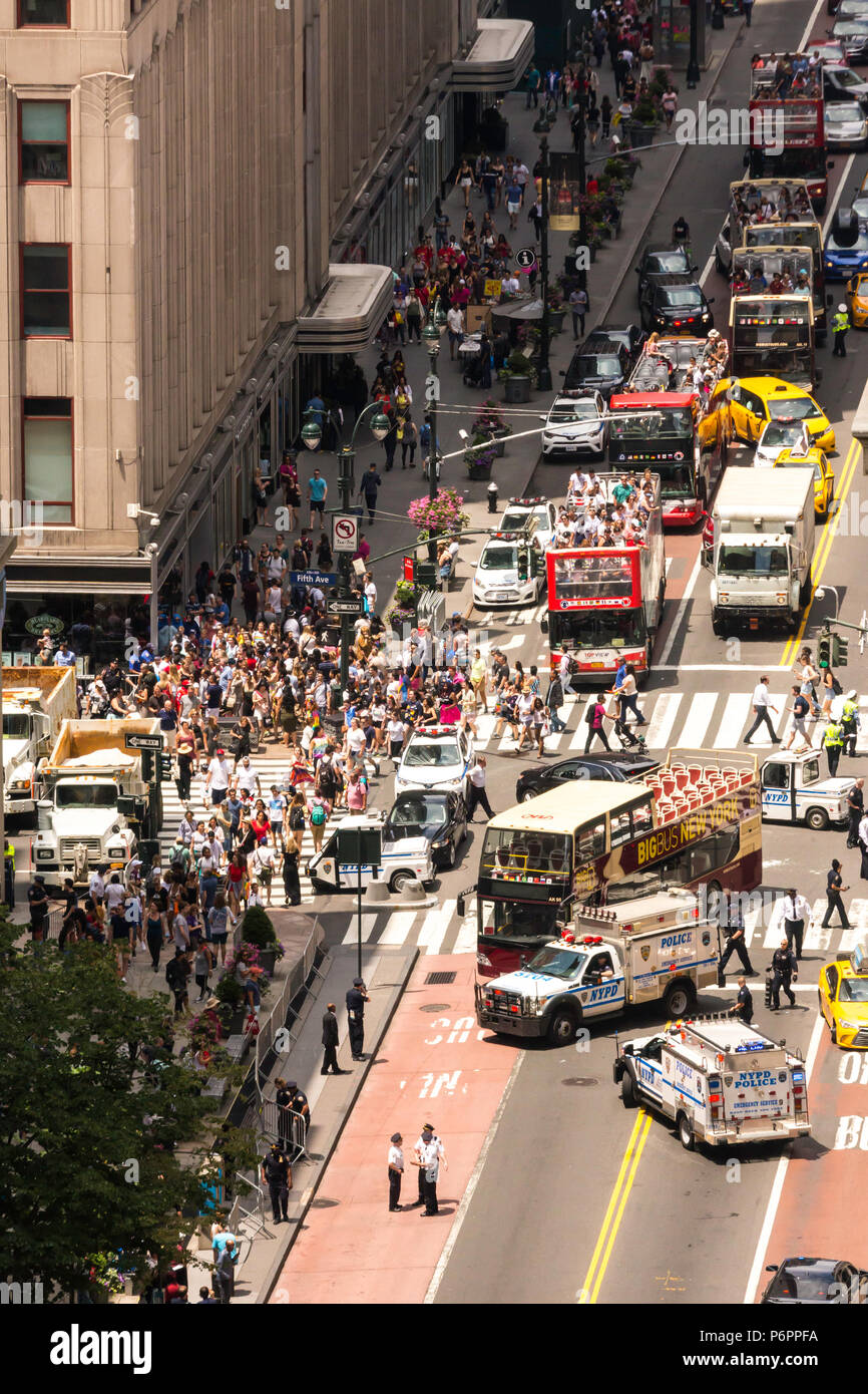 Massen an new york city pride parade -Fotos und -Bildmaterial in hoher ...