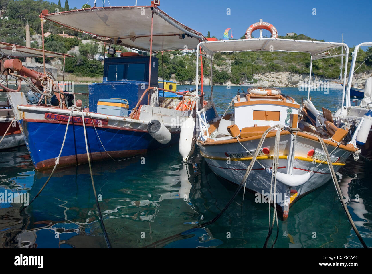 Griechisches fischerdorf paxos -Fotos und -Bildmaterial in hoher ...