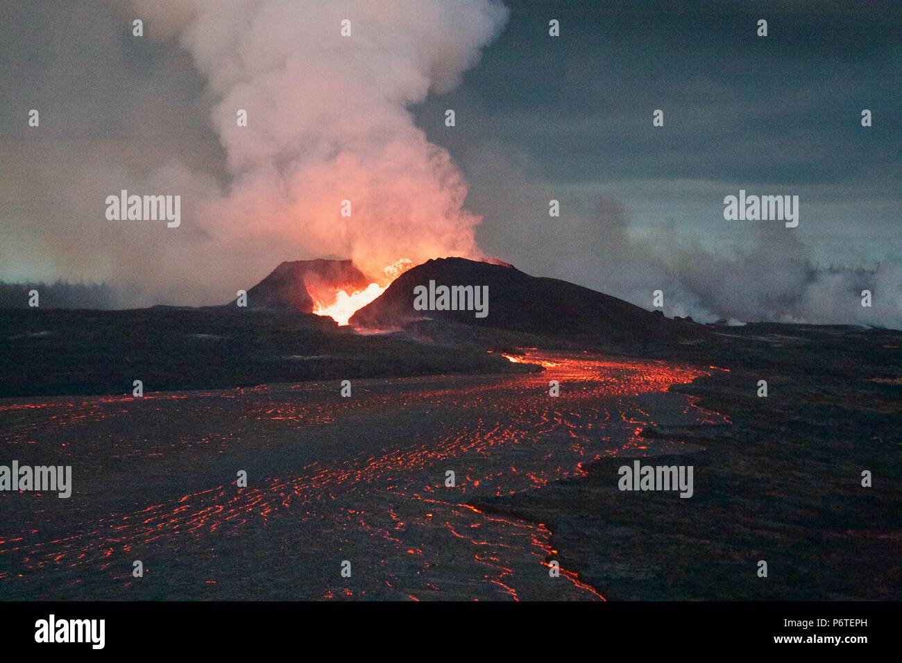 Eine massive Lavafontäne spewing Magma 180 Meter in die Luft von Spalte ...