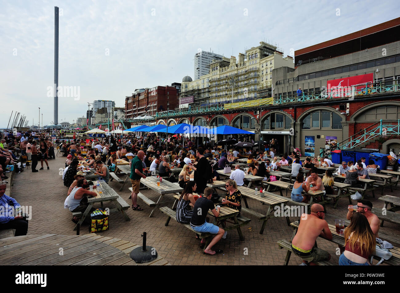 Leute sitzen an tischen der strandbar -Fotos und -Bildmaterial in hoher ...