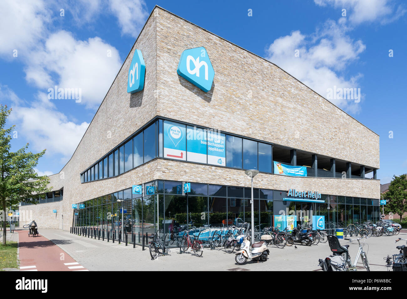 Albert Heijn Supermarkt in Delft, Niederlande. Albert Heijn ist der ...