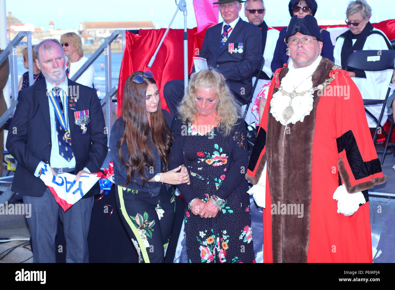 Frau Marilyn Linton, Witwe des späten Clive Linton ist mit der ...