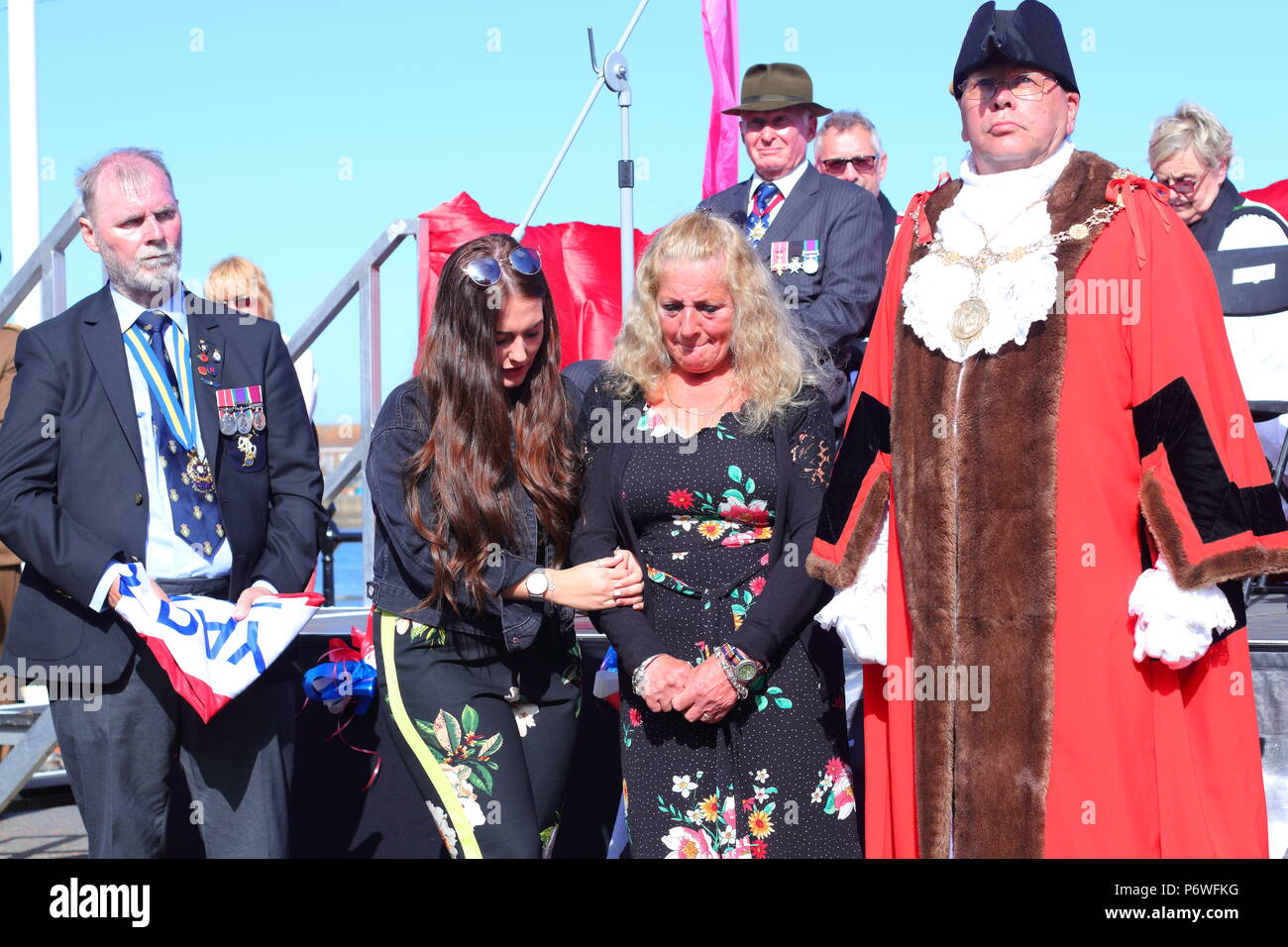 Frau Marilyn Linton, Witwe des späten Clive Linton ist mit der ...