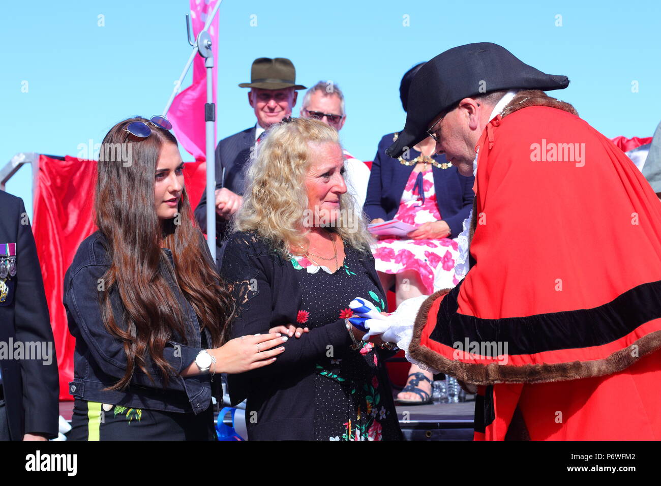 Frau Marilyn Linton, Witwe des späten Clive Linton ist mit der ...