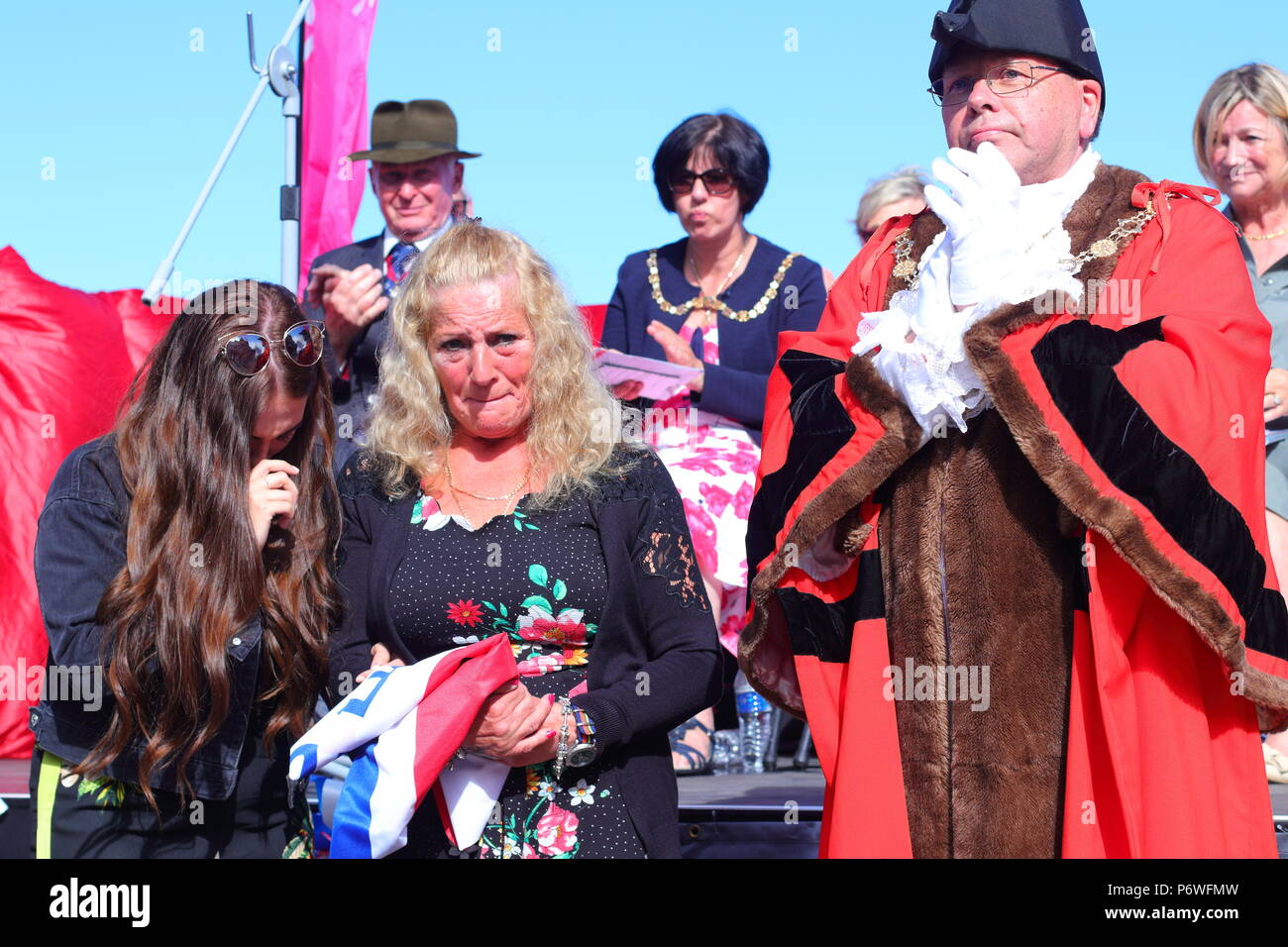 Frau Marilyn Linton, Witwe des späten Clive Linton ist mit der ...