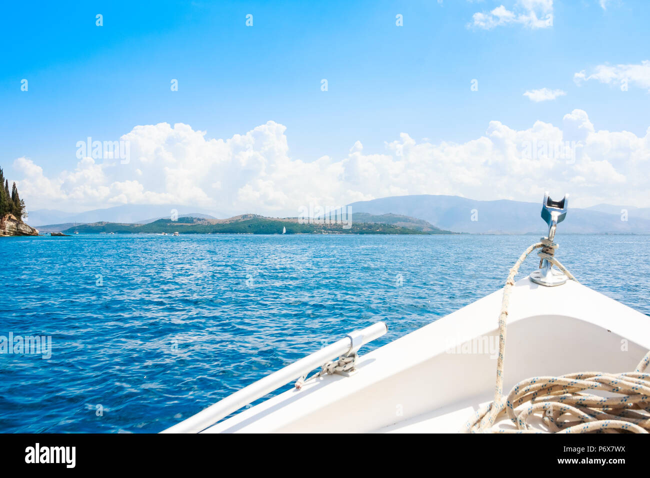 Boot bug Segeln in blaue Mittelmeer im Sommer Urlaub. Schöne Lagune mit ...