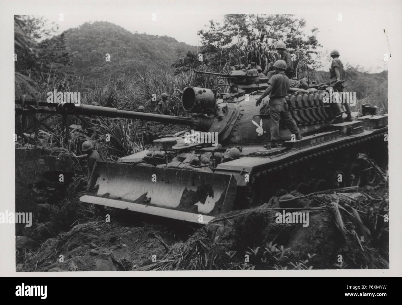 Bulldozer tank -Fotos und -Bildmaterial in hoher Auflösung – Alamy