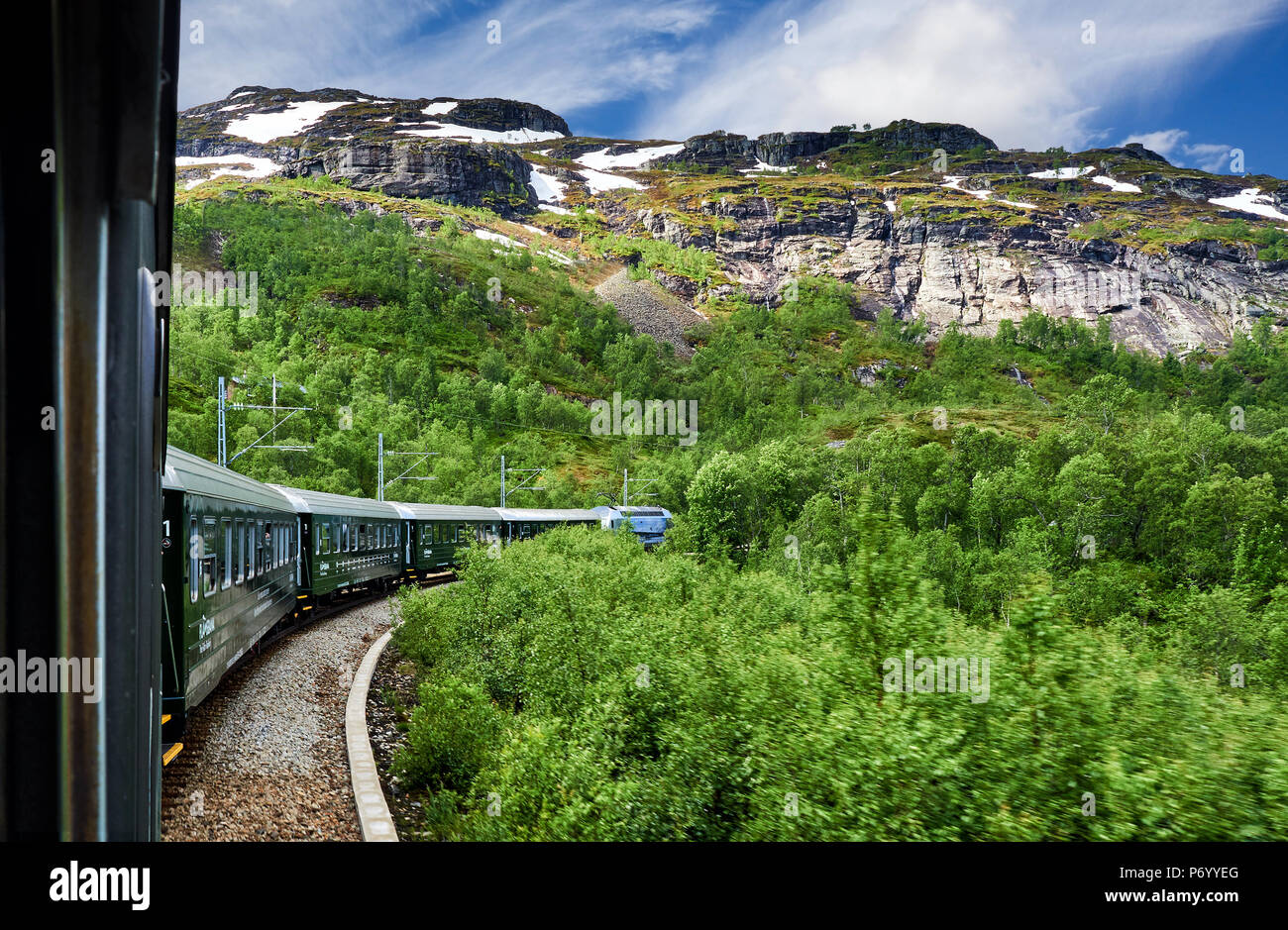 Flam, Norwegen - 2016 Juni: Flamsbana Zug auf Flam Bahn in Flam ...