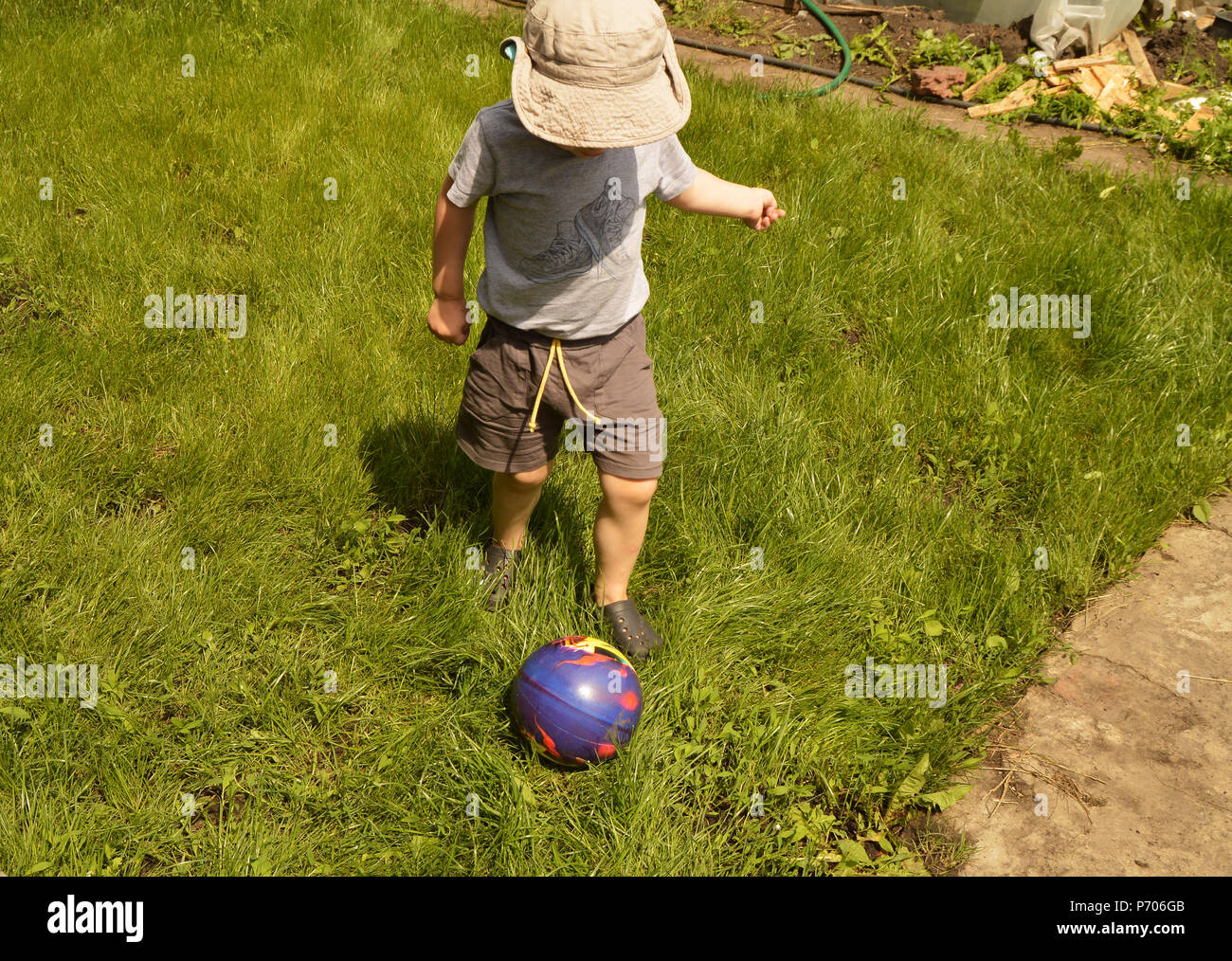 Kindergarten class playing active game -Fotos und -Bildmaterial in ...
