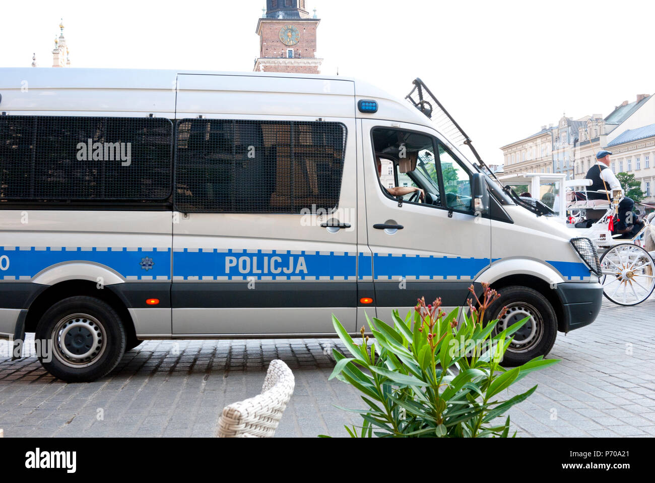 Polnische Polizei van Patrouillen der Hauptplatz in Krakau, Polen ...