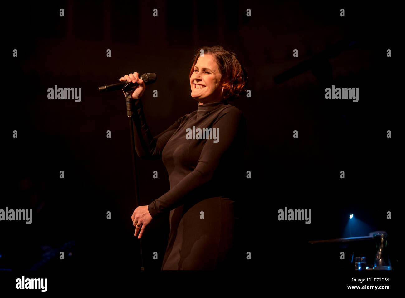 Alison moyet live performance -Fotos und -Bildmaterial in hoher ...