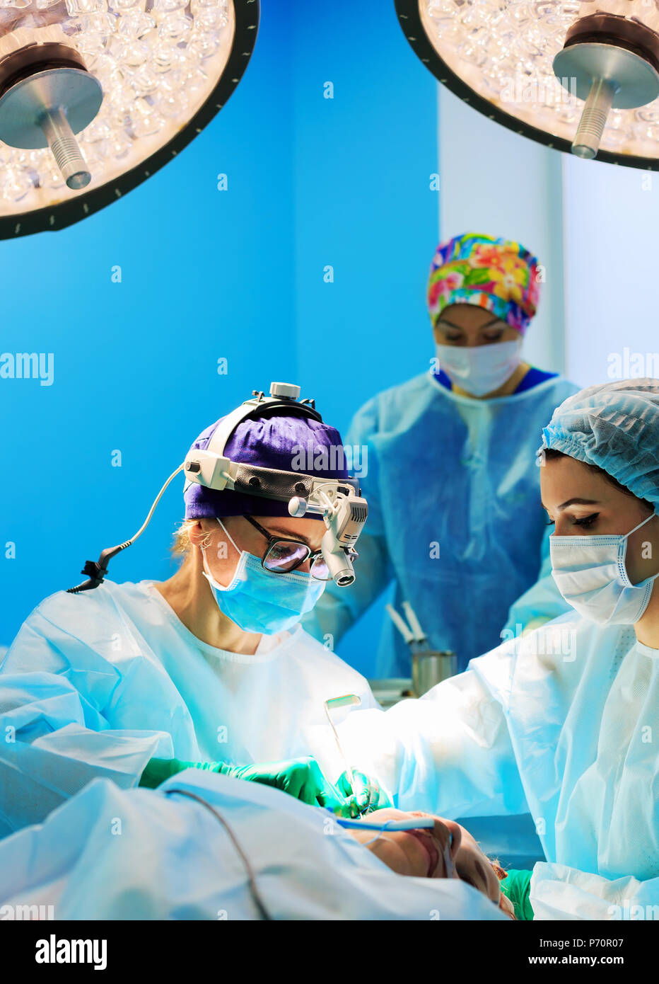 Chirurgen, die ein Patient im Op Stockfotografie - Alamy