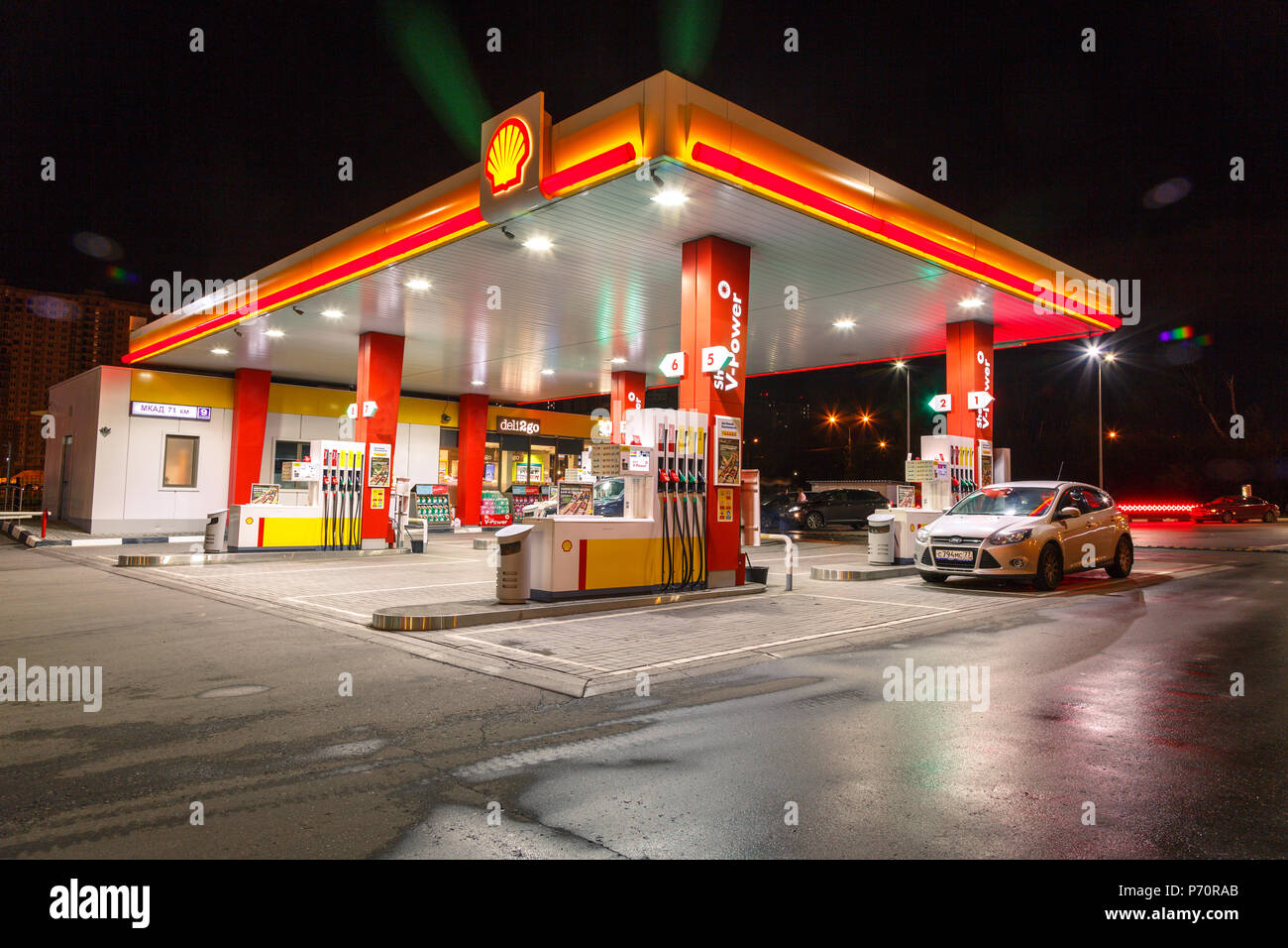 Shell Tankstelle In Der Nacht Stockfotos und -bilder Kaufen - Alamy