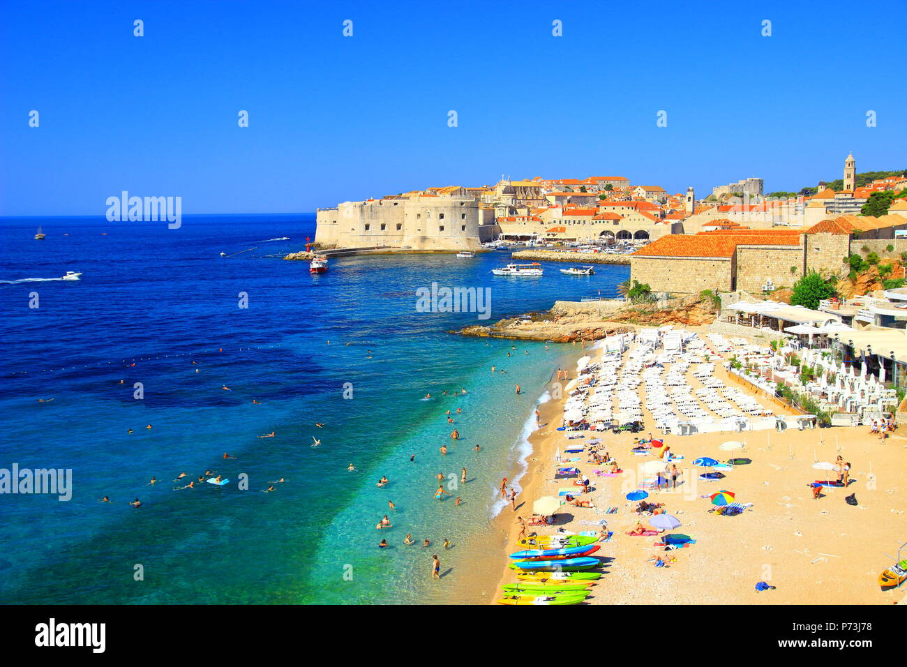 Dubrovnik mit berühmten Strand Banje, Kroatien Stockfotografie - Alamy