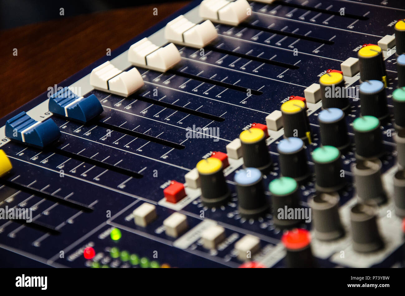 Musikalischer mixer -Fotos und -Bildmaterial in hoher Auflösung – Alamy