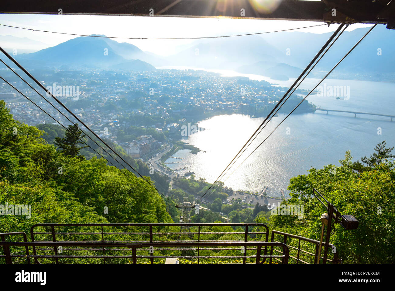 Kachi Kachi Seilbahn bis zu Tenjo Yama's Peak in Richtung See Kawaguchiko in Yamanashi, Japan ...