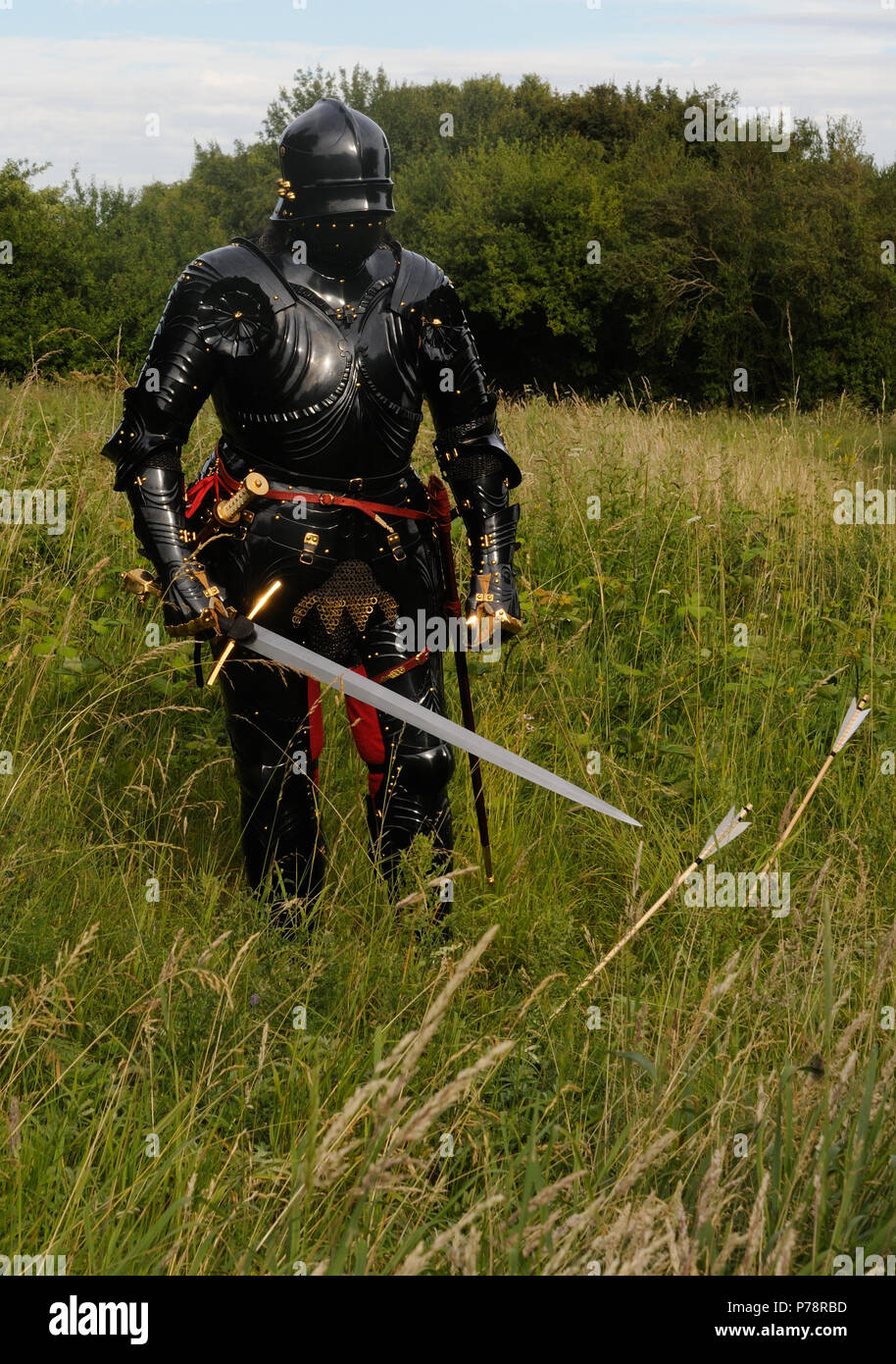 Ein 'Ritter' mit einem Schwert, das Tragen eines schwarzen Reproduktion ...