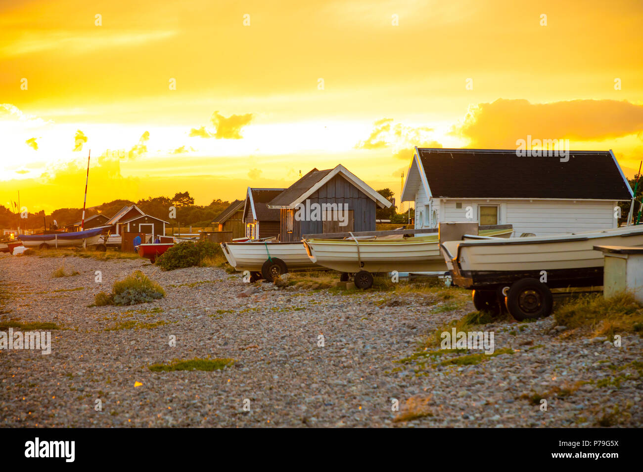 Angeln am strand bei sonnenuntergang -Fotos und -Bildmaterial in hoher ...