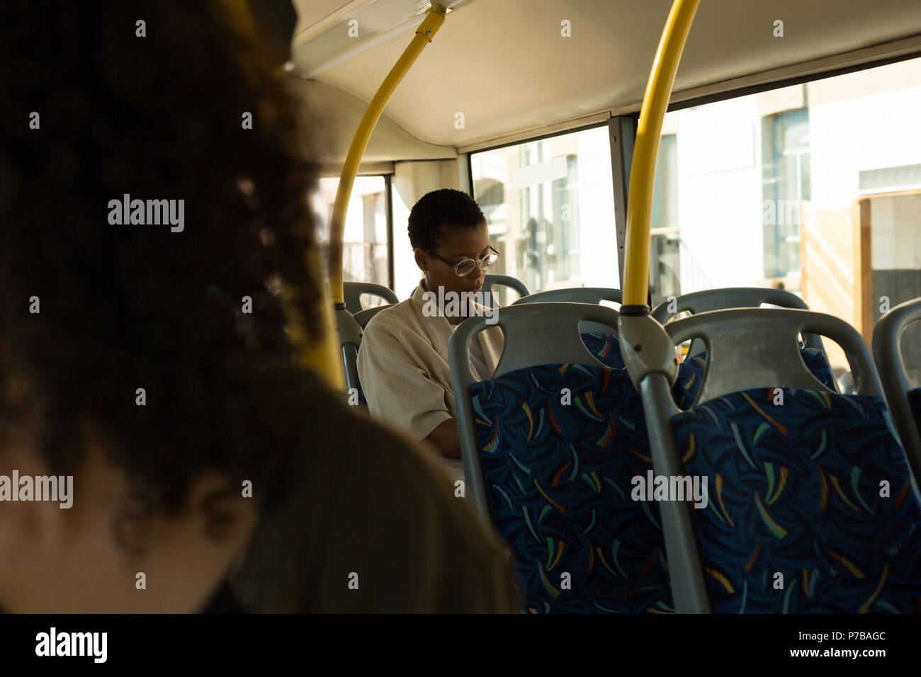 Reife frau sitzt im bus -Fotos und -Bildmaterial in hoher Auflösung – Alamy