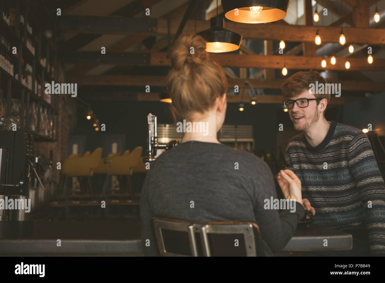 Mann und frau an der bar reden -Fotos und -Bildmaterial in hoher ...