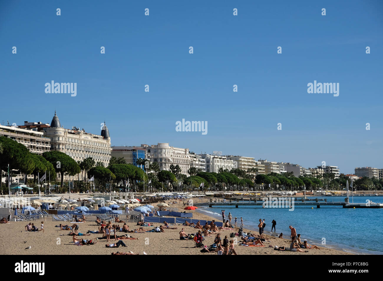 Cannes überfüllten strand im sommer -Fotos und -Bildmaterial in hoher ...