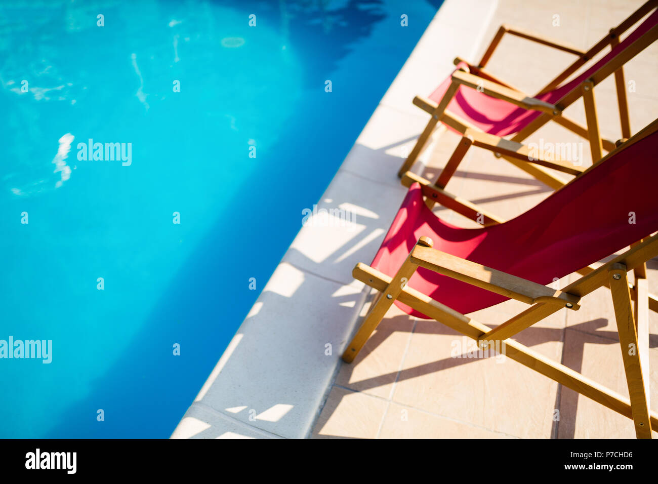 Swimmingpool mit luxusvilla mit meerblick -Fotos und -Bildmaterial in ...